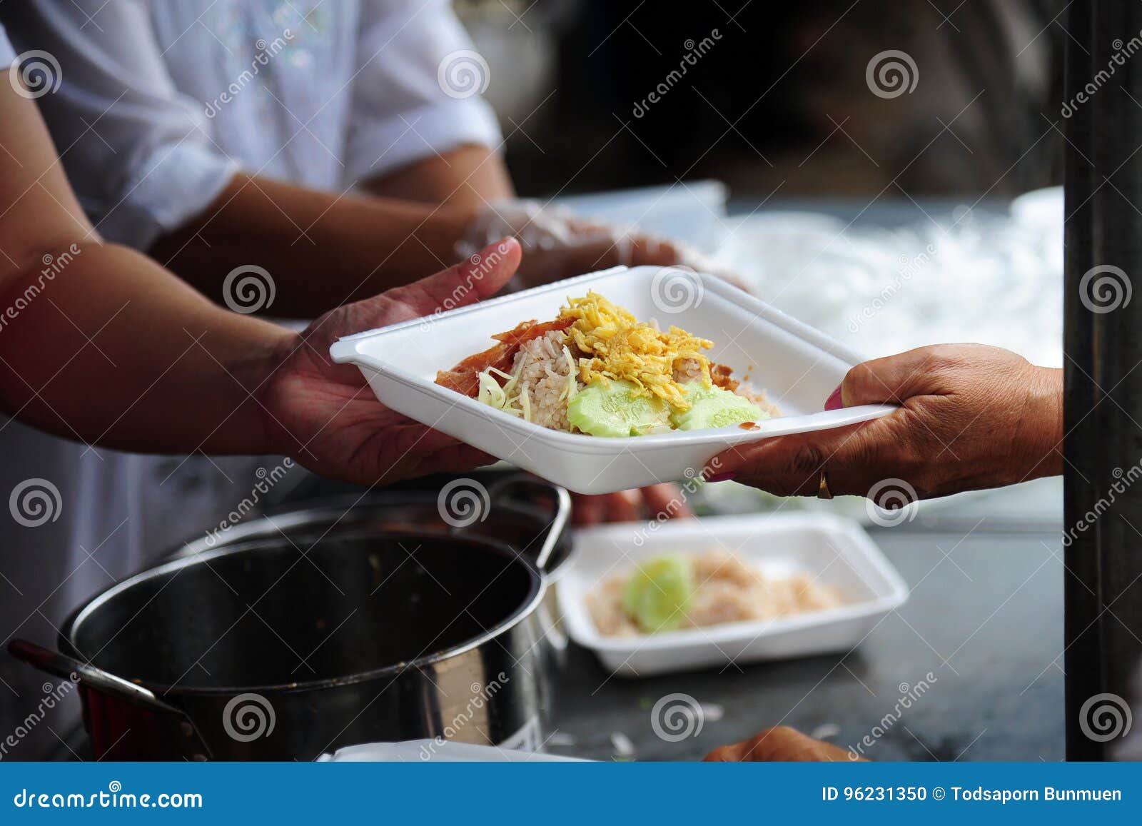 La Mano Da La Comida a Las Manos De Un Mendigo Foto de archivo - Imagen ...