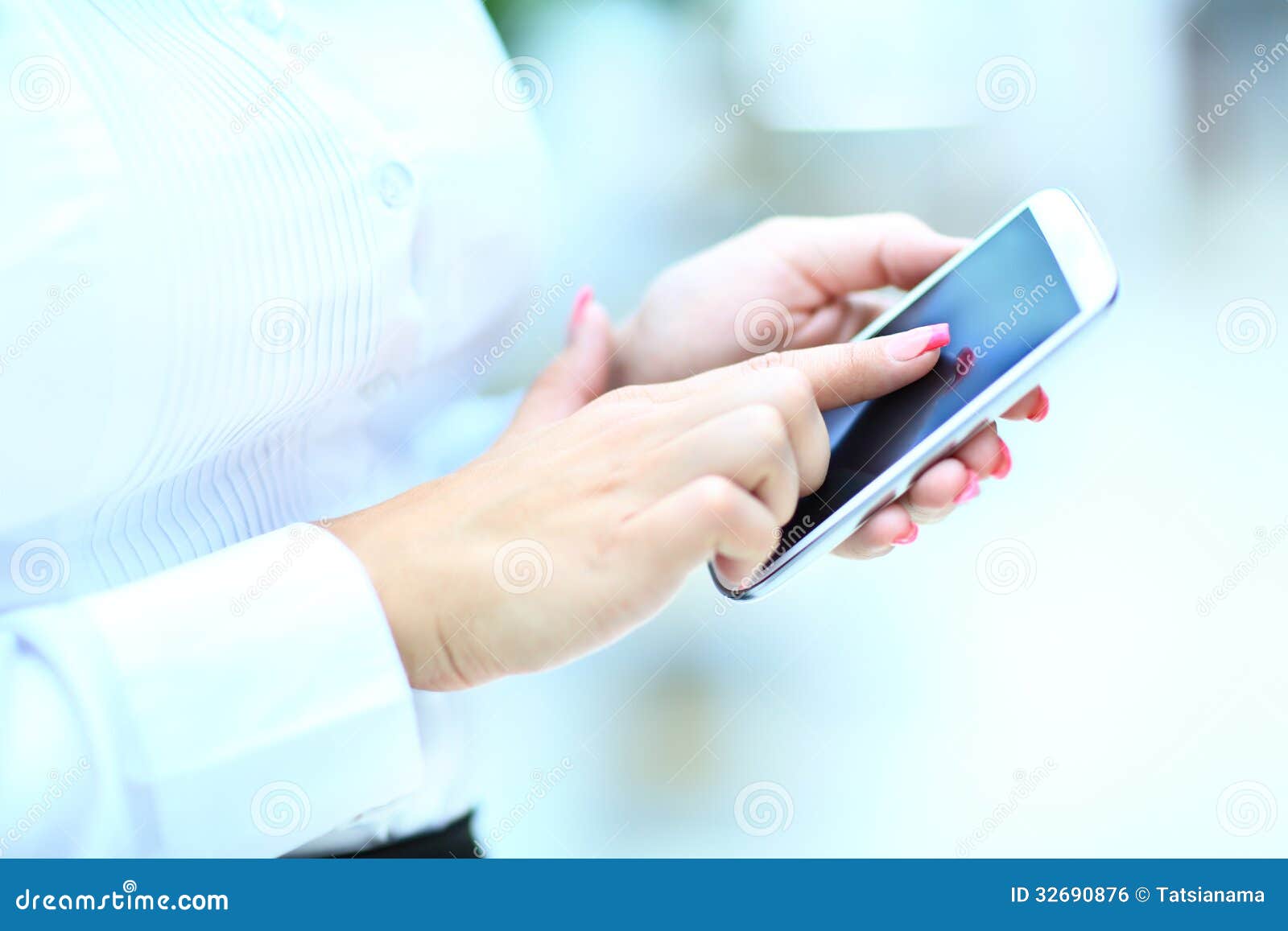 La Mano De La Mujer Usando El Teléfono Celular Foto de archivo - Imagen ...