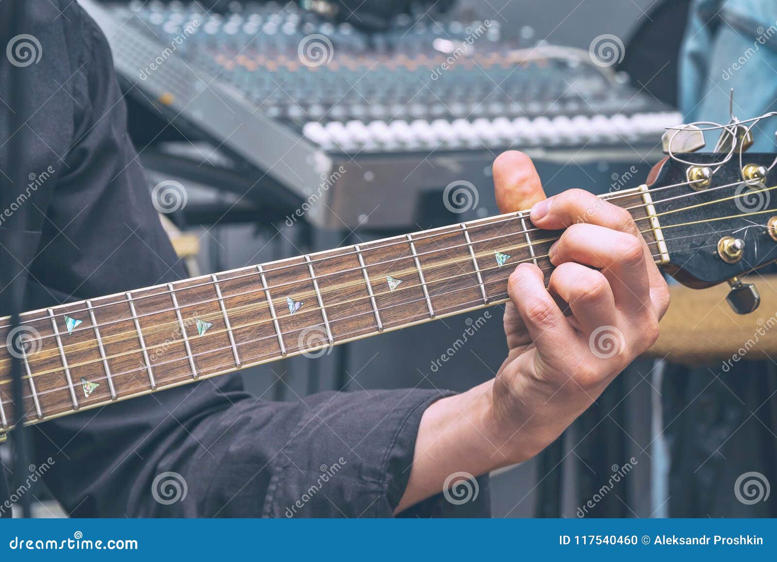 La Mano Del Guitarrista En Fingerboard Foto de archivo - Imagen de ...
