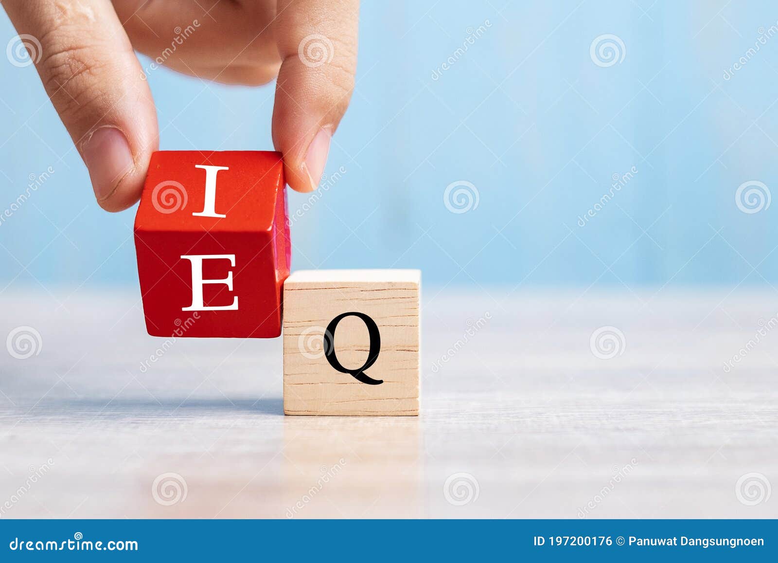 La Mano Del Hombre De Negocios Cambia El Bloque De Cubo De Madera De IQ ... La Mano Del Hombre De Negocios Cambia El Bloque De Cubo De Madera De IQ ...
