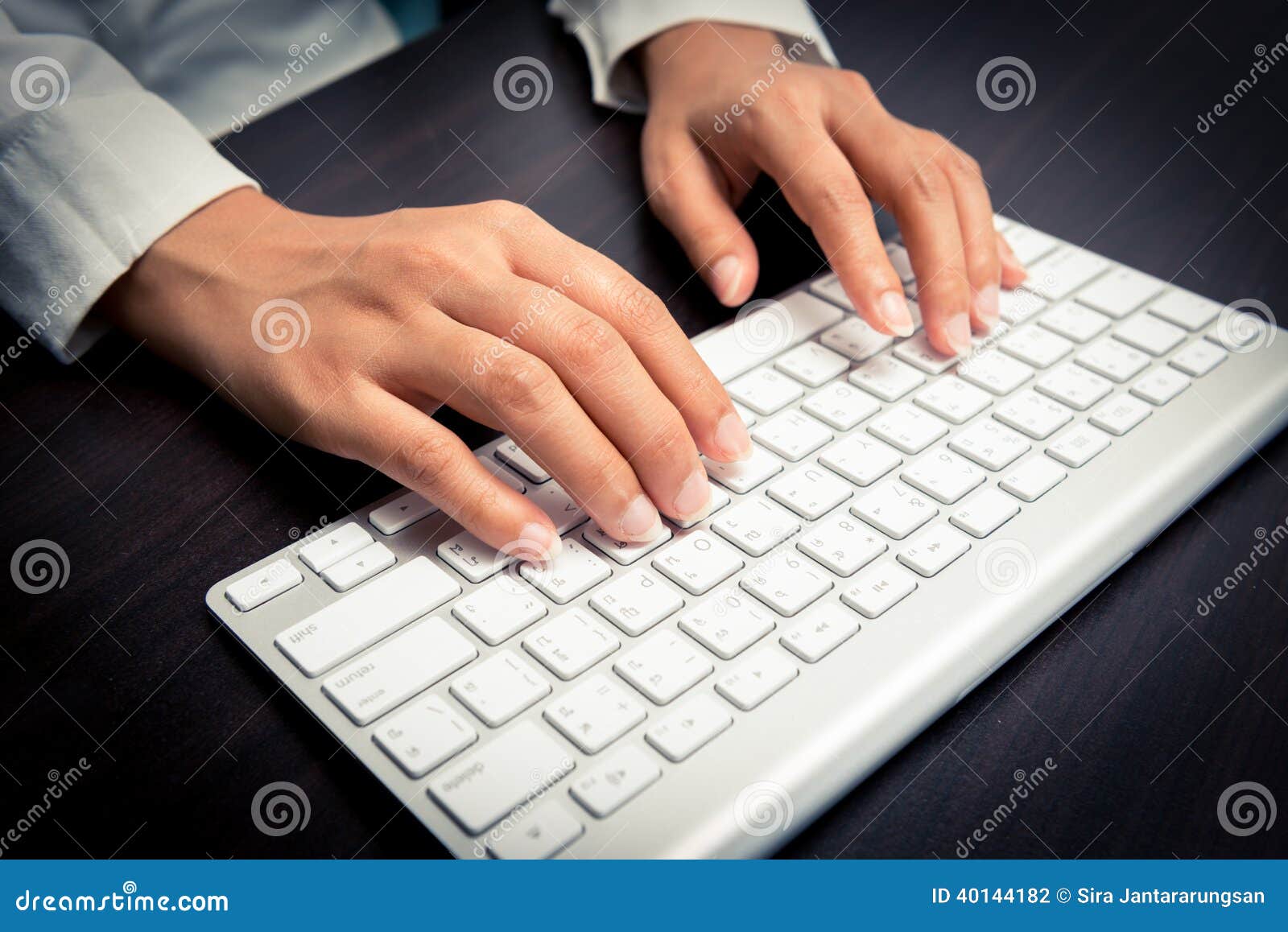 La Mano Della Donna Che Scrive Sulla Tastiera Di Computer Fotografia ...