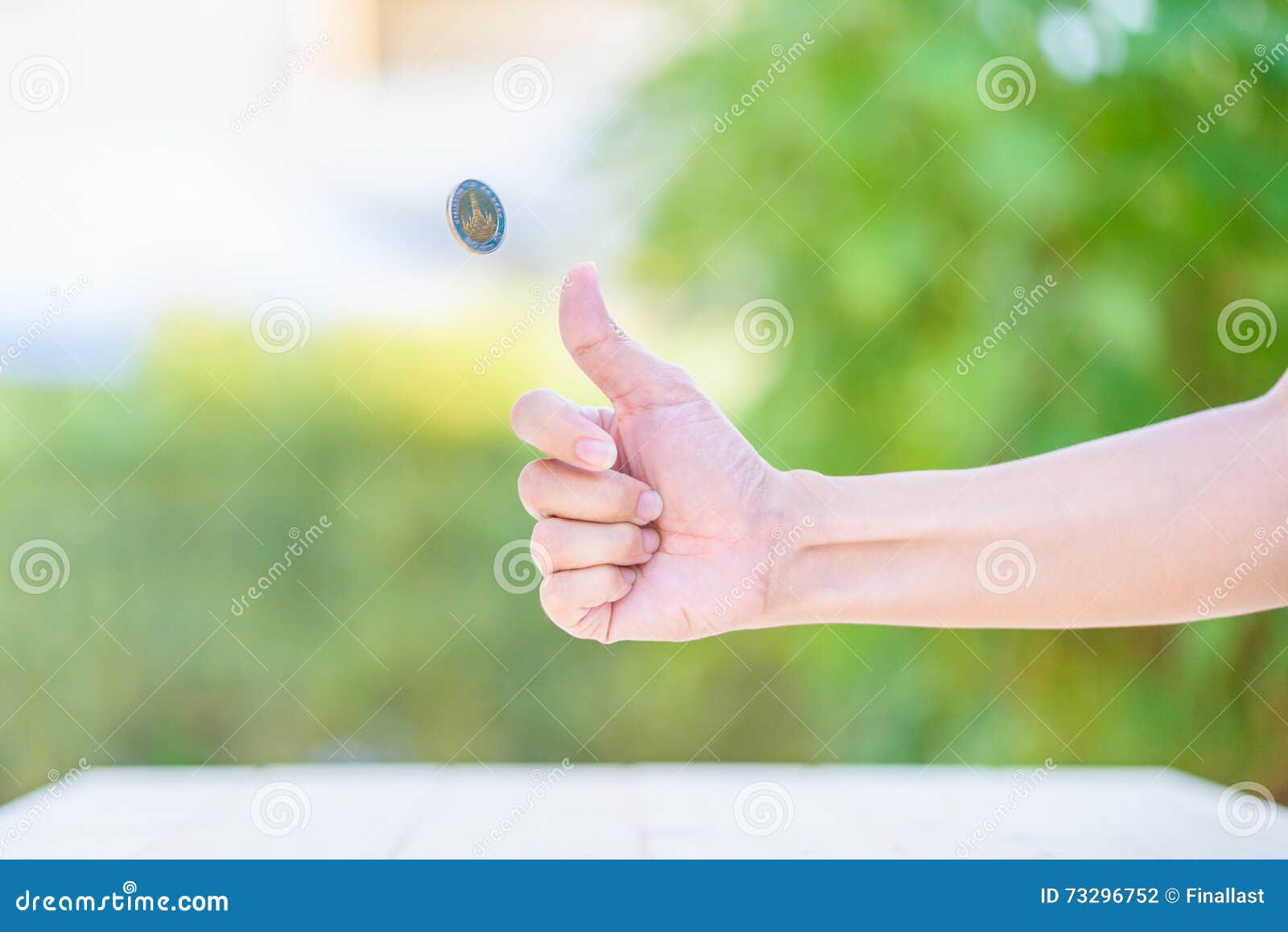 La Mano Della Donna Sta Lanciando Una Moneta Fotografia Stock ...