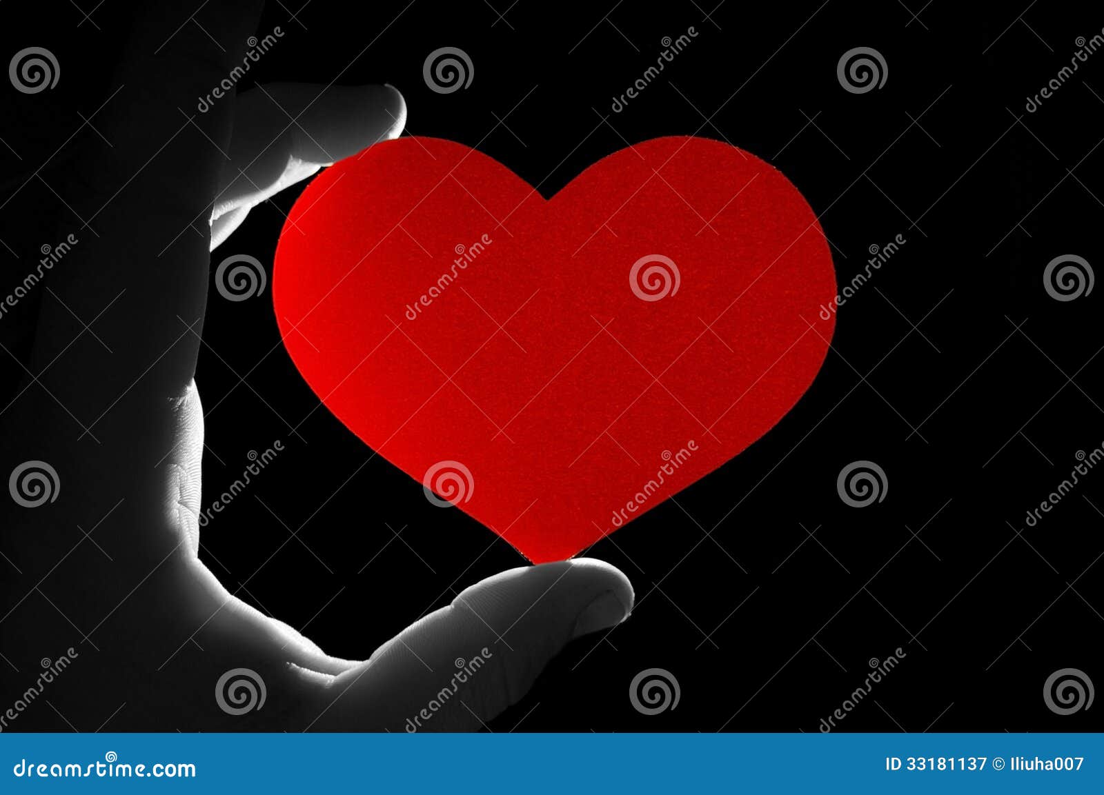 La mano guarda el corazón imagen de archivo. Imagen de asimiento - 33181137