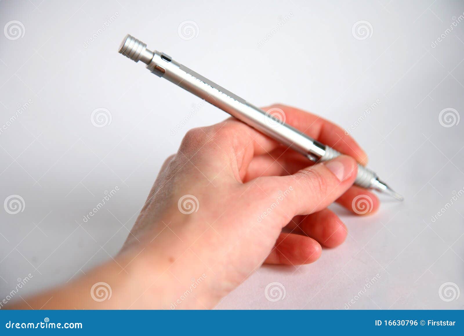 La mano scrive fotografia stock. Immagine di metallo - 16630796