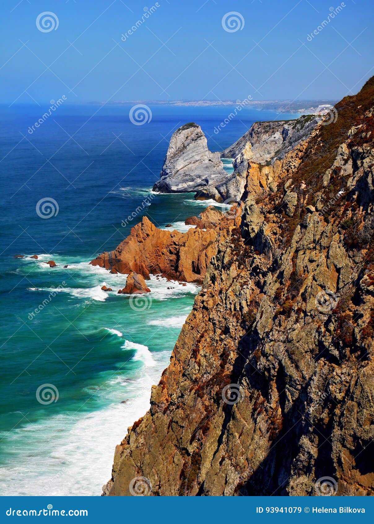 La Mer Ondule Des Roches De Côte Image stock - Image du atlantique ...