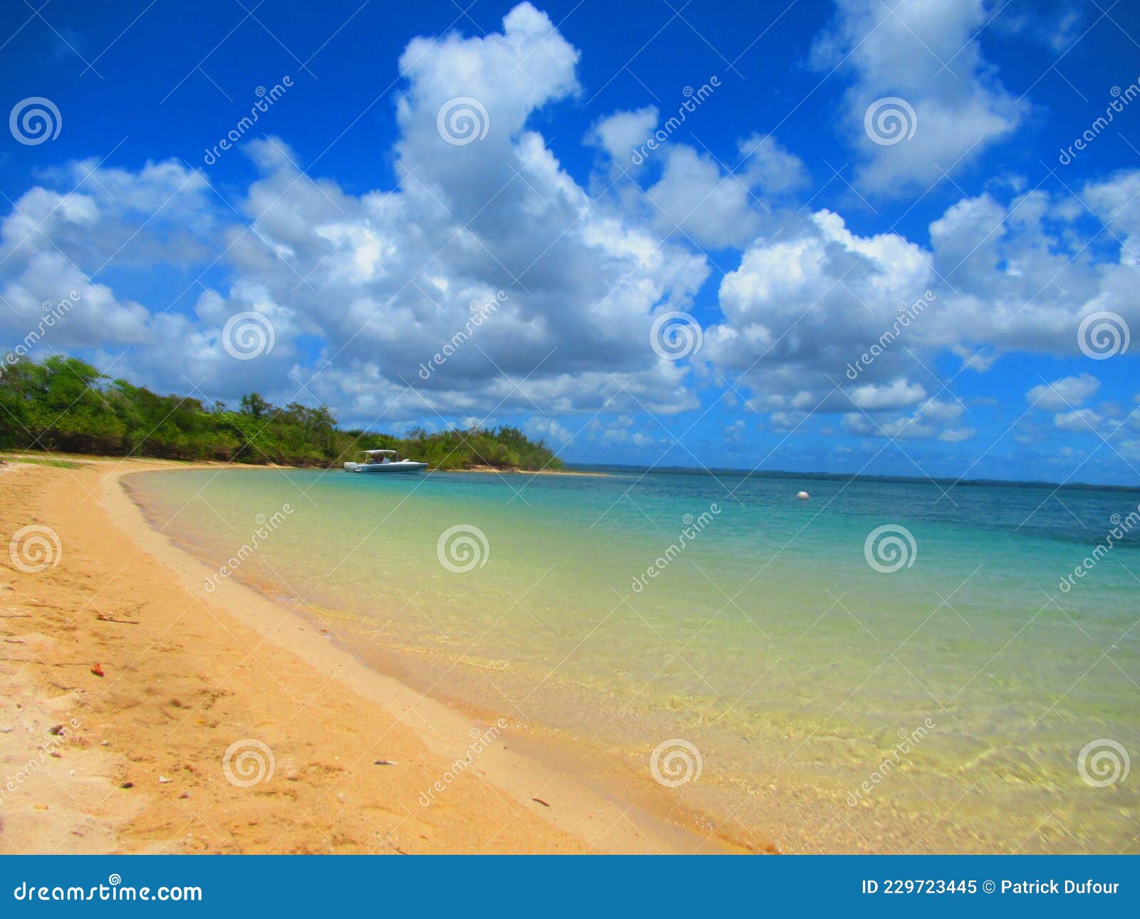 La Mer Turquoise Et La Plage De Sable Blanc Image stock - Image du ...