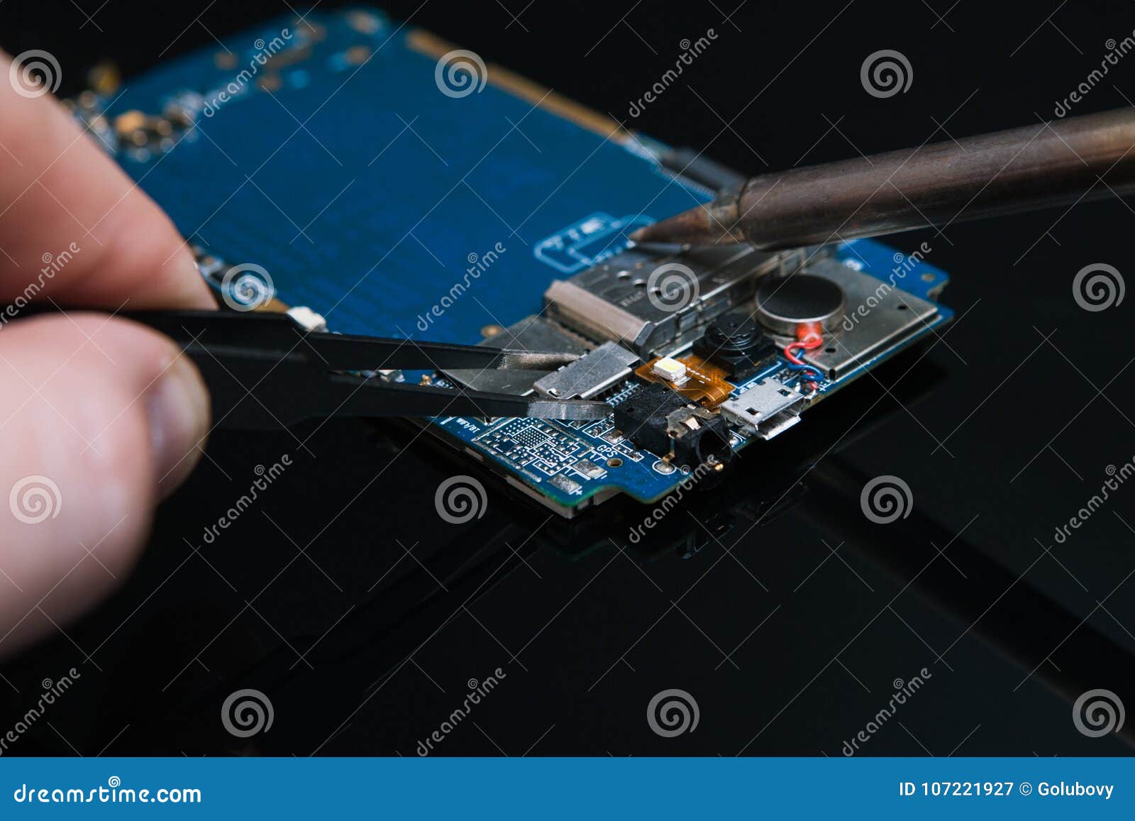 La Microélectronique De Soudure De Smartphone De Puce Image stock ...