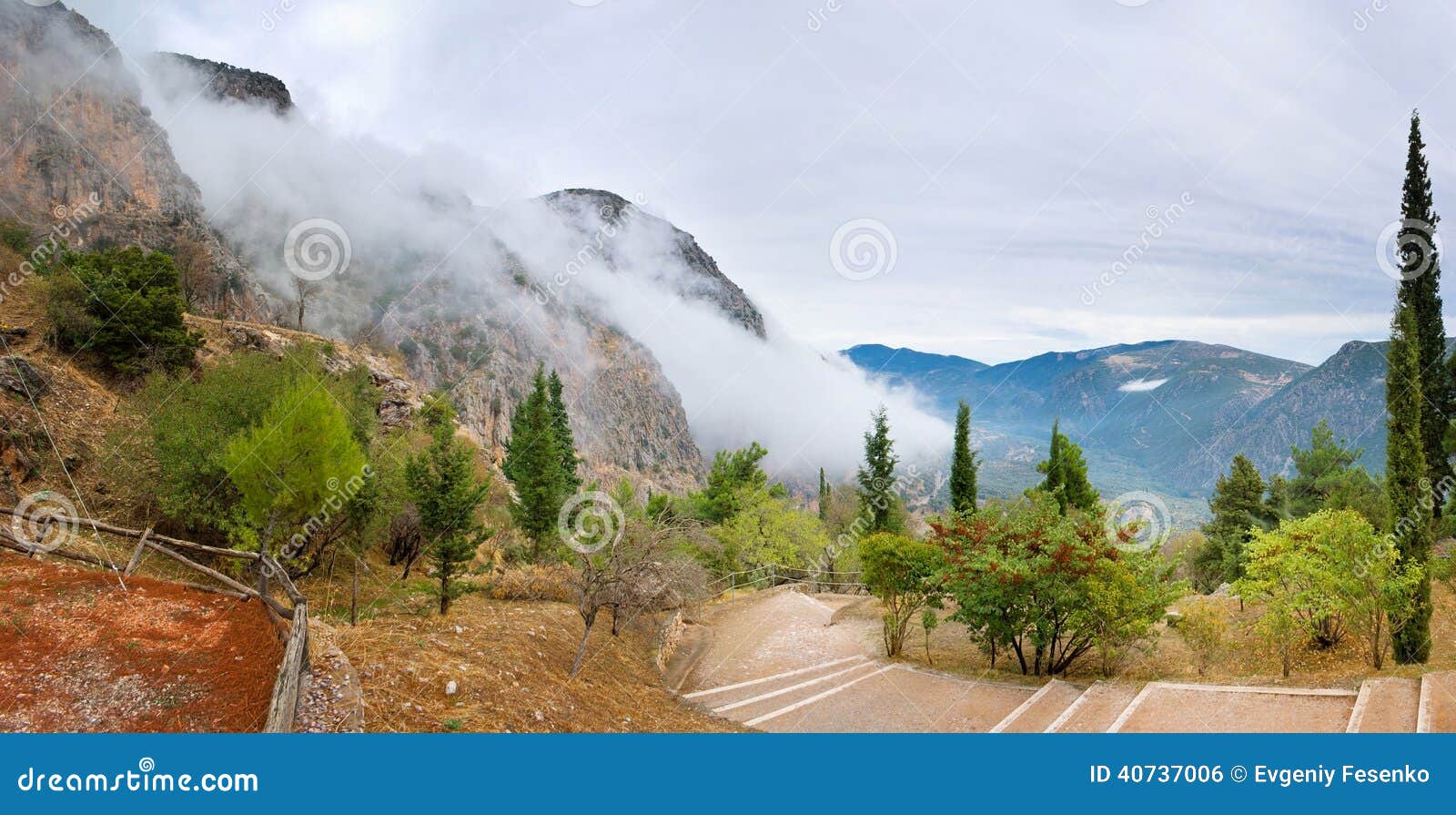 La montaña brumosa foto de archivo. Imagen de piedra - 40737006