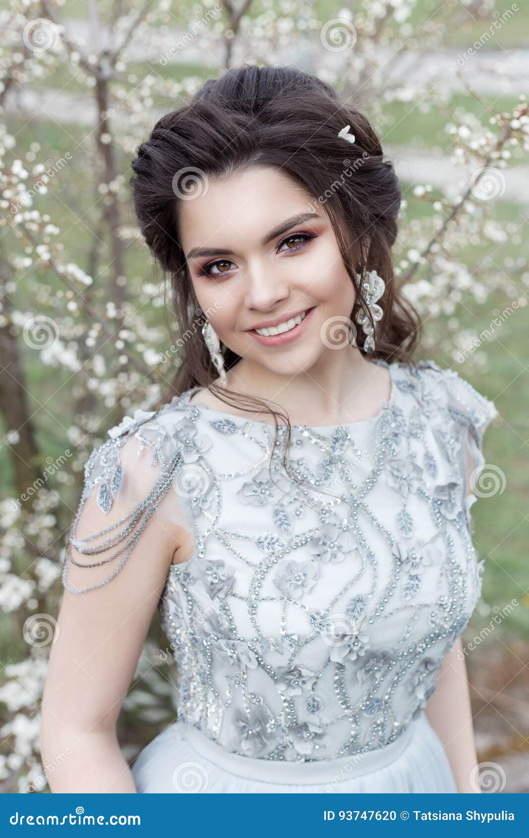 La Muchacha Gay Blanda Joven Hermosa Con Un Peinado Hermoso De La Boda Con Una Sonrisa Blanca