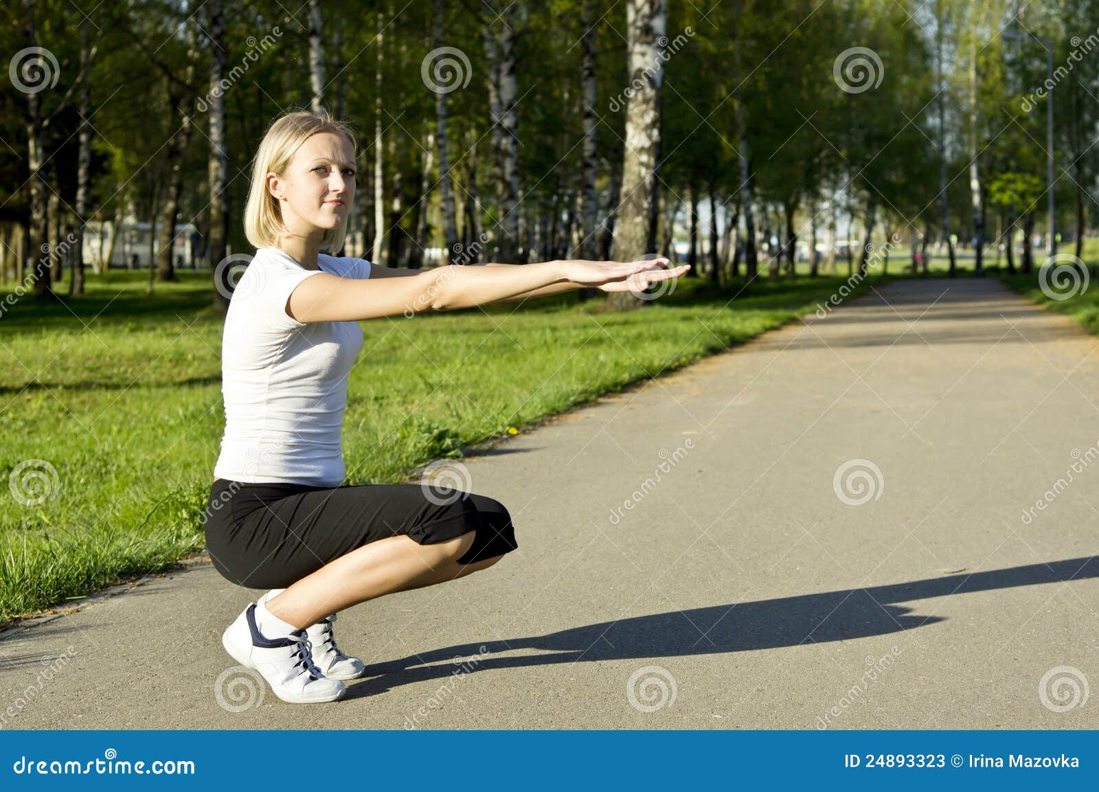 La Muchacha Hace Las Posiciones En Cuclillas Imagen de archivo - Imagen ...