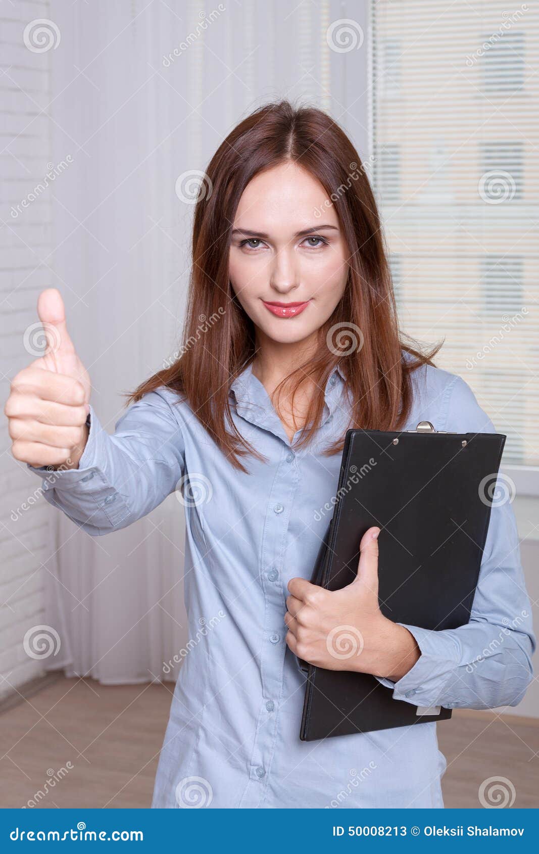 La Muchacha Muestra Que Todo Es ACEPTABLE Imagen de archivo - Imagen de ...