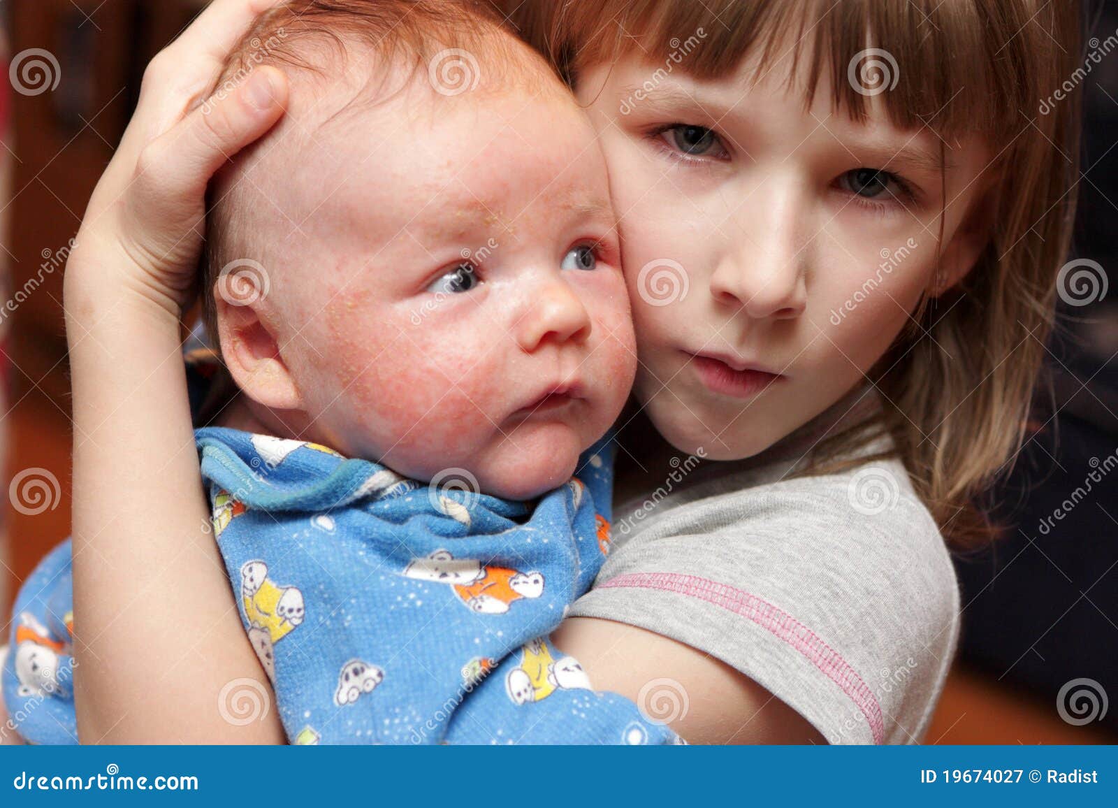 La Muchacha Pitied a Su Hermano Imagen de archivo - Imagen de familia ...