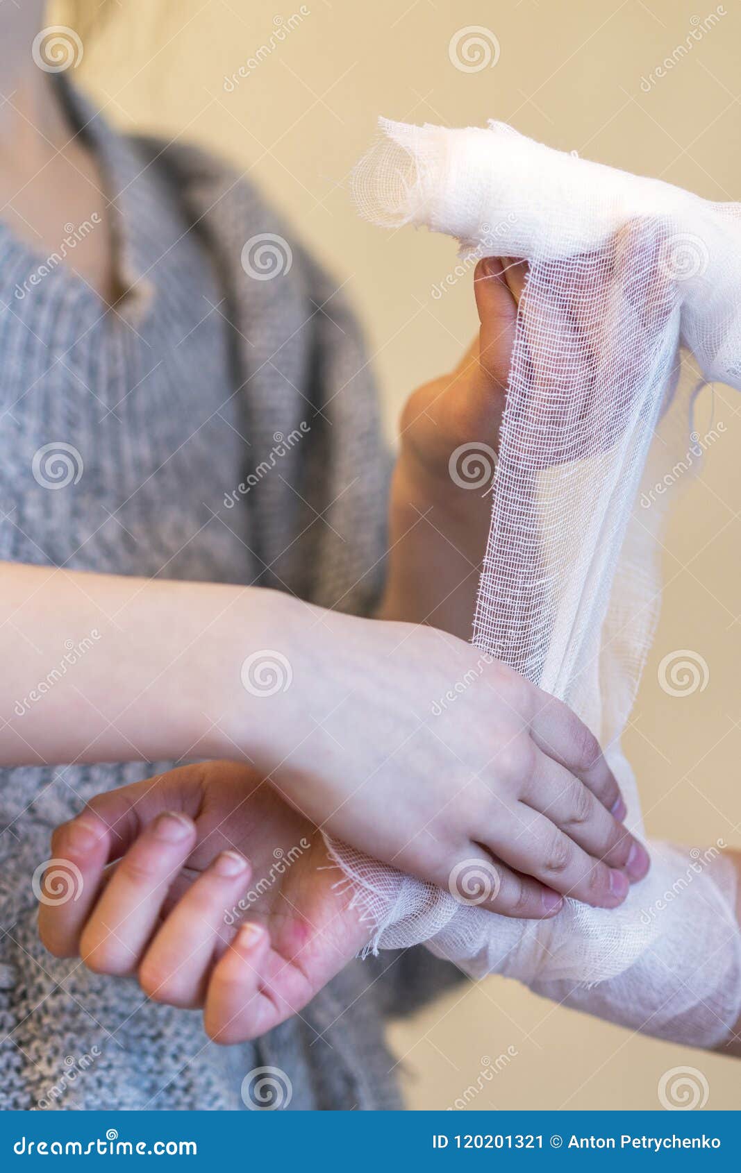 La Muchacha Que Dobla La Mano De Su Hermana Dos, Muchachas, Juego ... La Muchacha Que Dobla La Mano De Su Hermana Dos, Muchachas, Juego ...