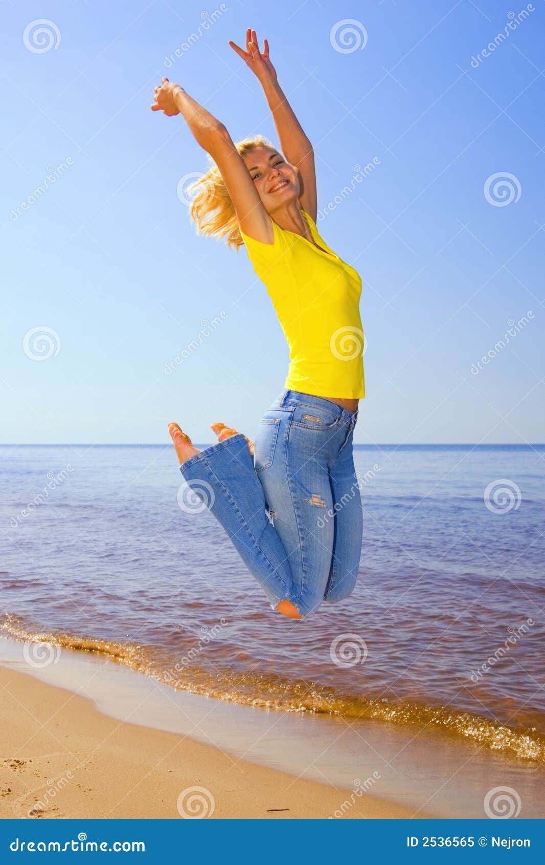 La Muchacha Que Salta En La Playa Imagen de archivo - Imagen de extremo ...