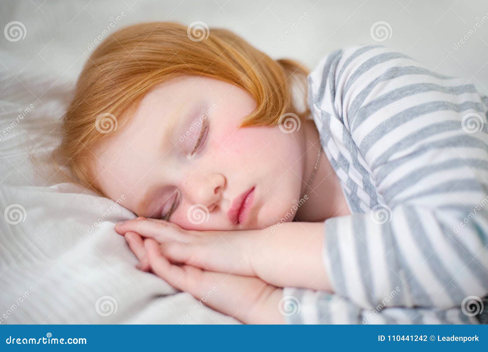 La Muchacha Rubicunda Duerme Con Sus Manos Foto de archivo - Imagen de ...