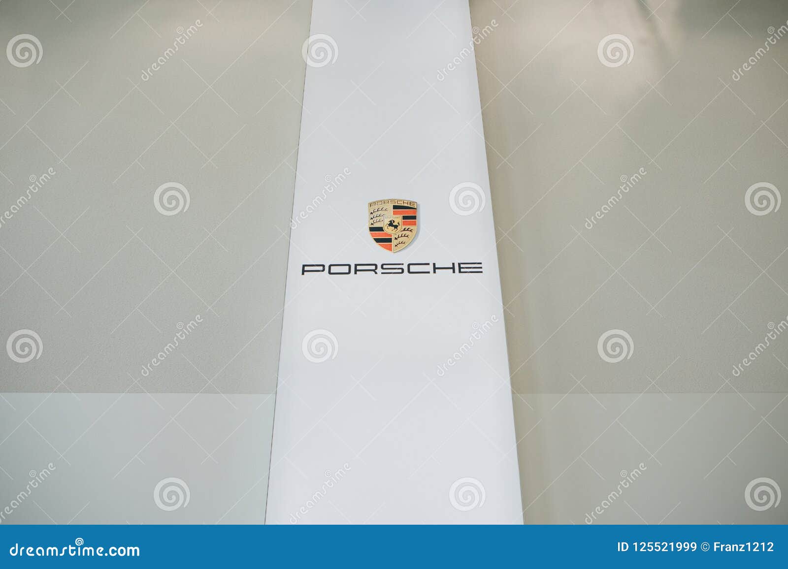 La Muestra O La Bandera De Porsche Imagen de archivo editorial - Imagen ...