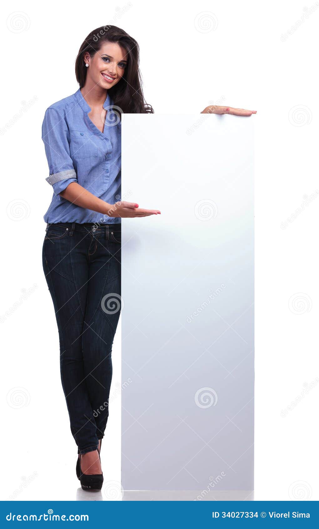 La Mujer Casual Presenta Un Panel En Blanco Foto de archivo - Imagen de ...