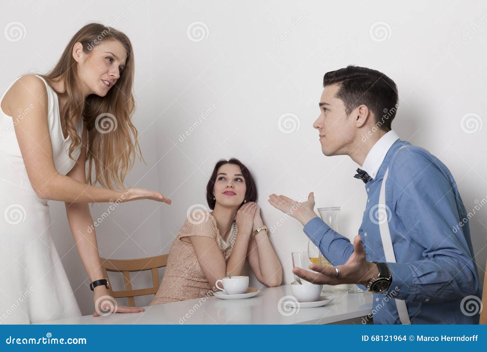 La Mujer Celosa Envidia Al Colega Foto de archivo - Imagen de cita ...