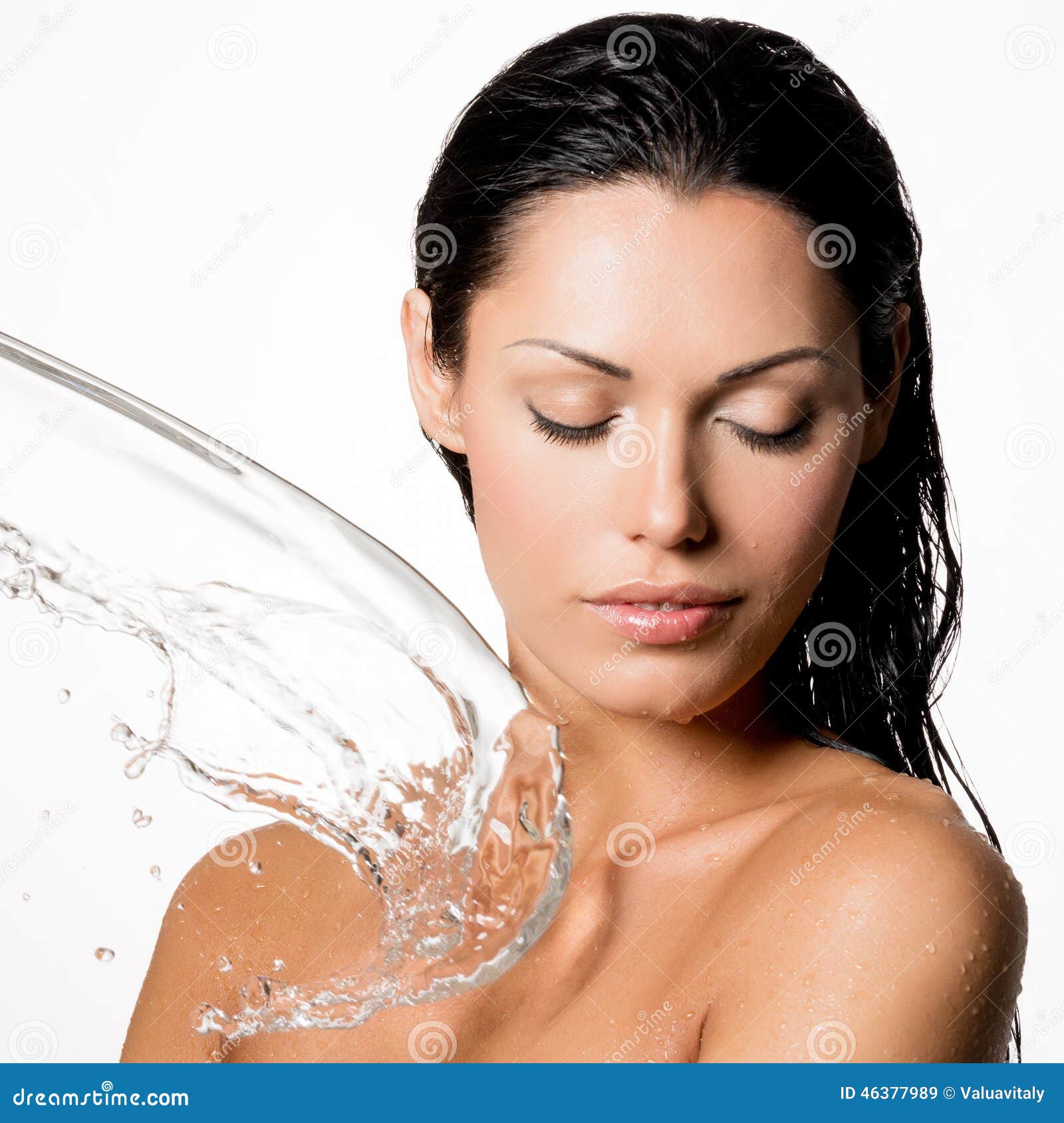 La Mujer Con El Cuerpo Mojado Y Salpica Del Agua Imagen De Archivo Imagen De Muchacha Gotas