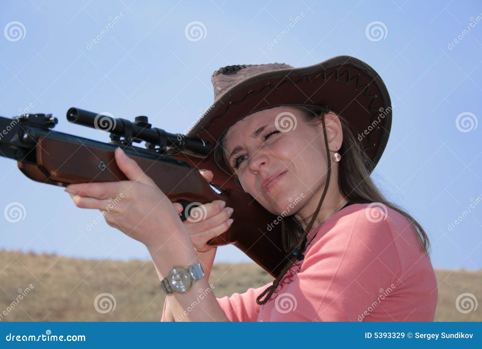 La mujer con el rifle imagen de archivo. Imagen de persona - 5393329