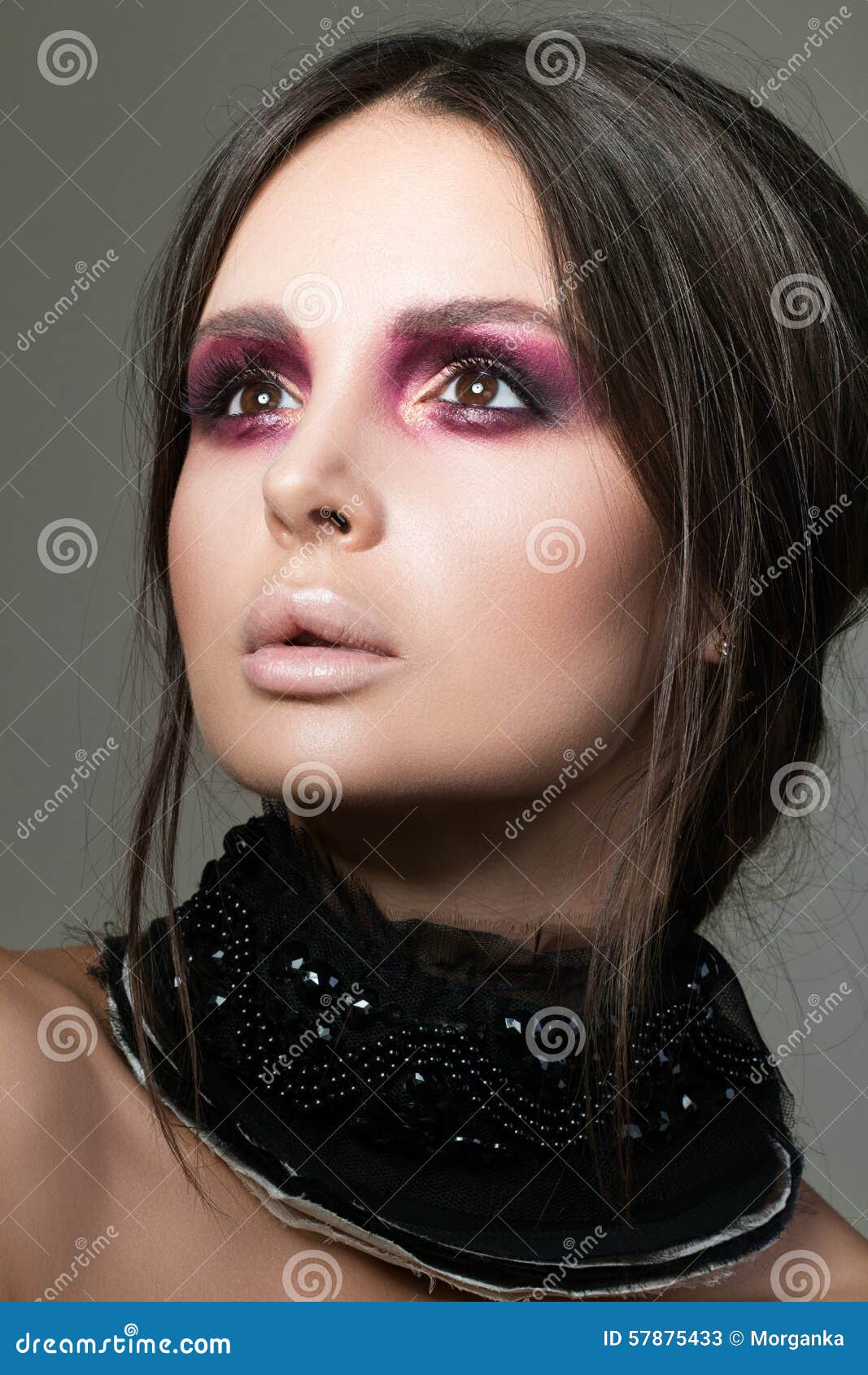 La Mujer Con La Moda Moderna Compone Imagen de archivo - Imagen de ...