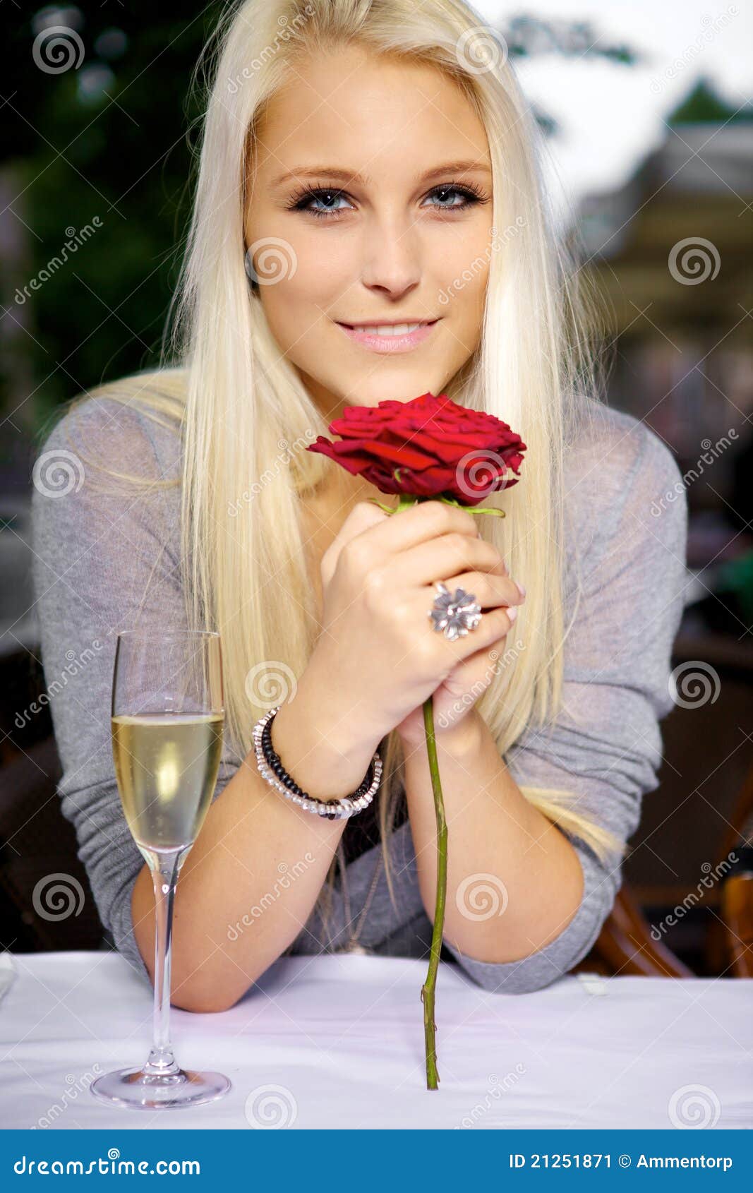 La Mujer Con Un Rojo Se Levantó Imagen de archivo - Imagen de ...