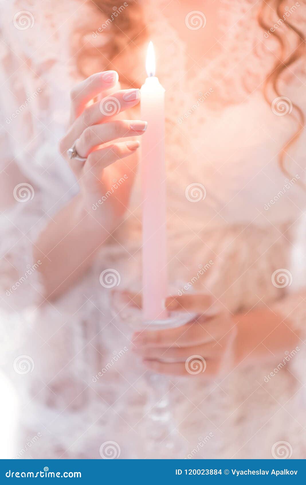 La Mujer Da Llevar a Cabo Una Vela En Una Ropa Blanca De Encaje Foto de ... La Mujer Da Llevar a Cabo Una Vela En Una Ropa Blanca De Encaje Foto de ...