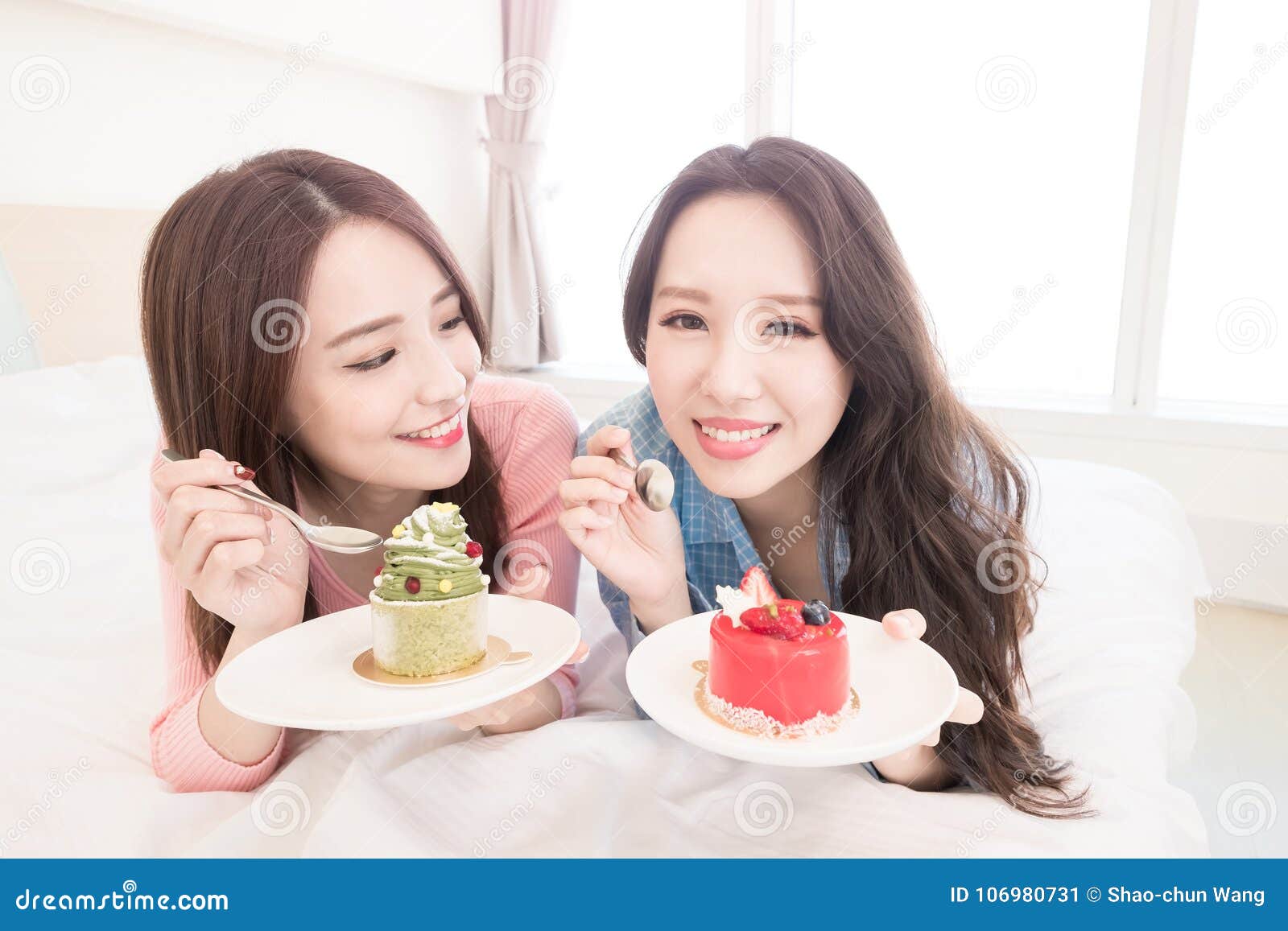 La Mujer De Dos Bellezas Come La Torta Imagen de archivo - Imagen de ...