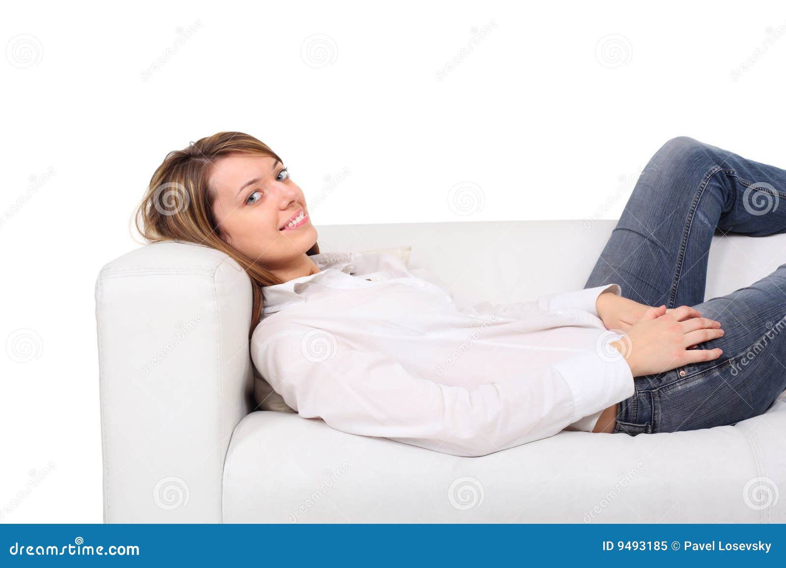 La Mujer Descalza Hermosa Joven Miente Sofá Imagen de archivo - Imagen ...