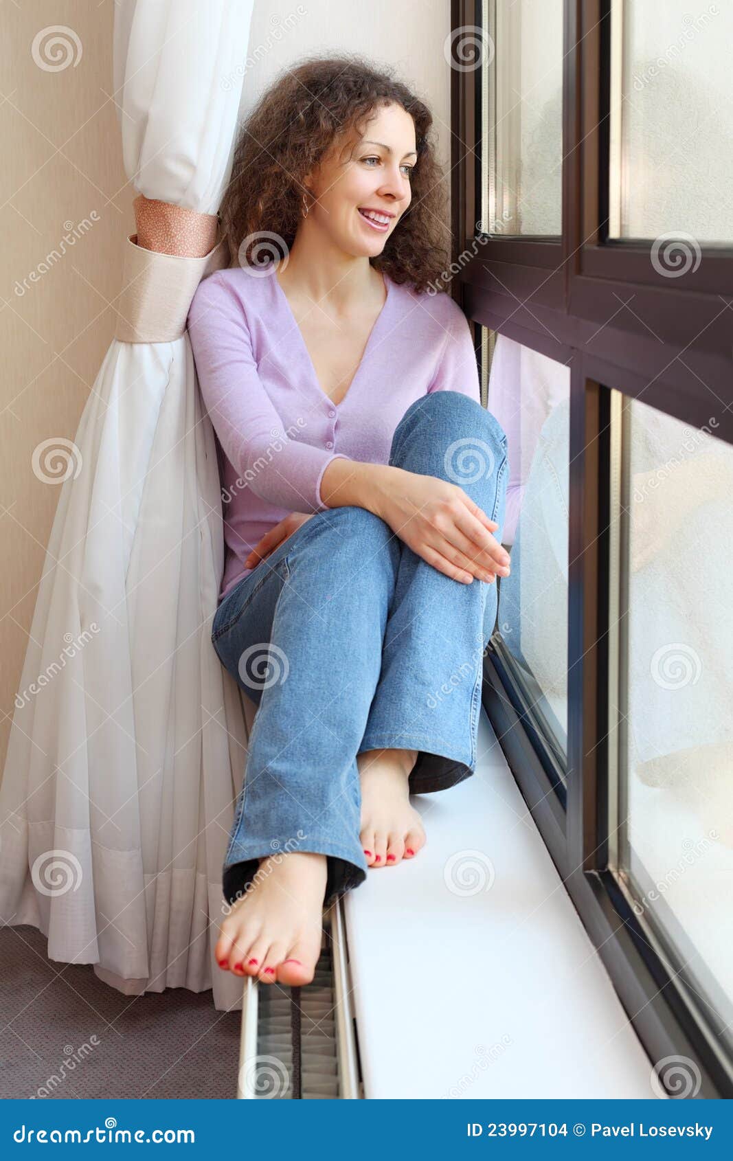 La Mujer Descalza Se Sienta En Windowsill Foto de archivo - Imagen de ...
