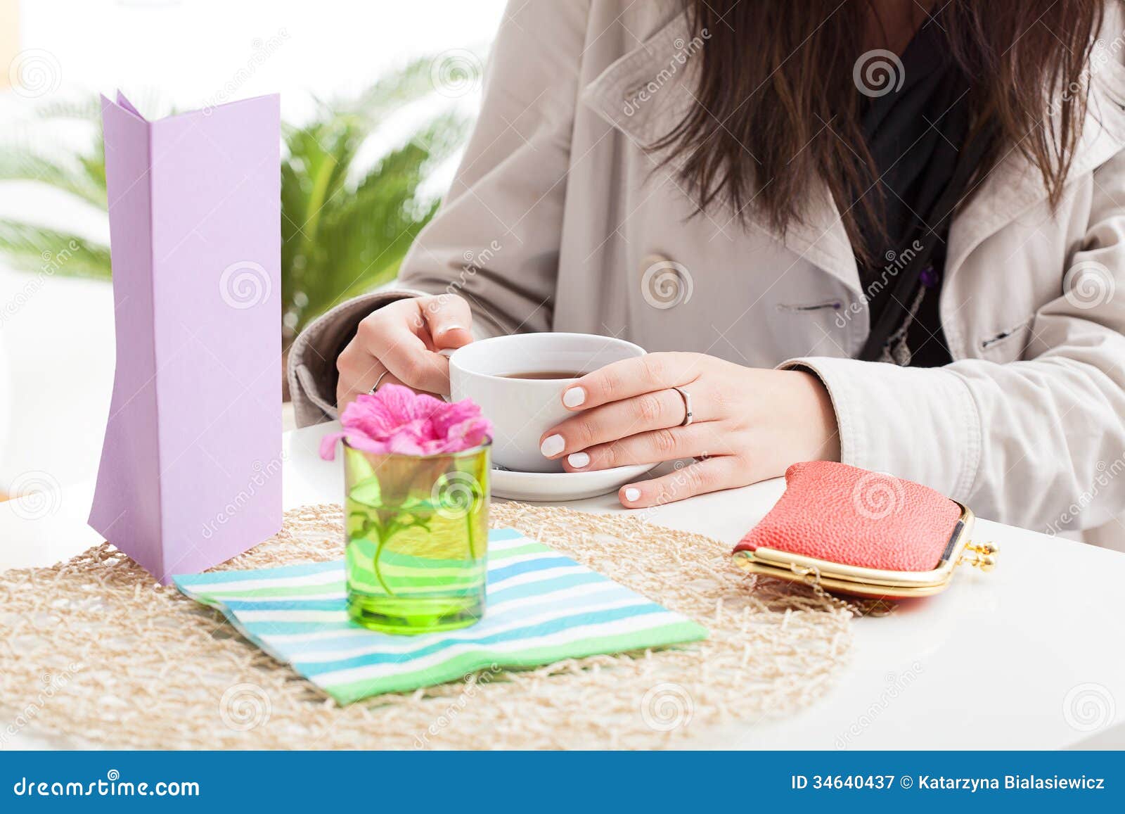 La Mujer Descuidada En El Café Imagen de archivo - Imagen de monedero ...