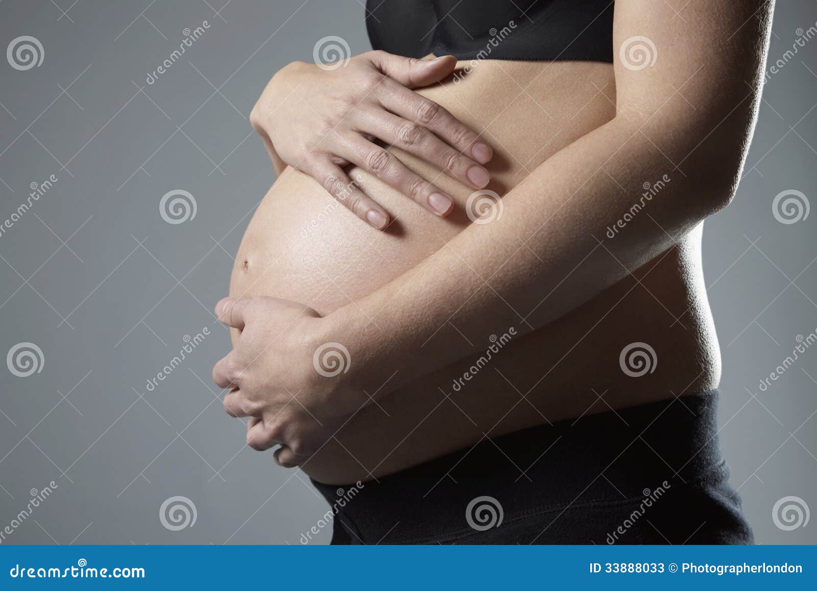 La Mujer Embarazada Con Entrega La Panza Imagen de archivo - Imagen de ...