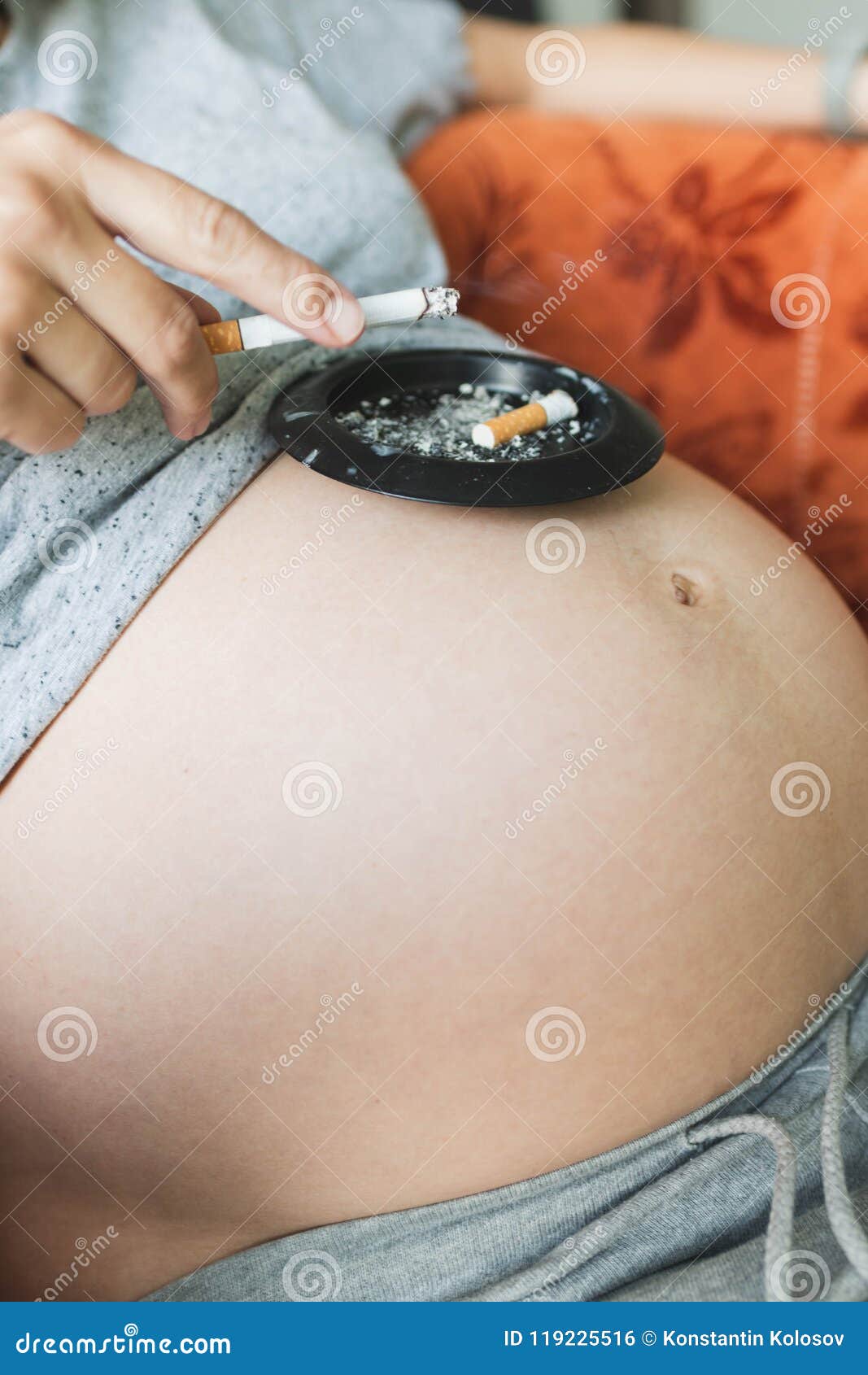 La Mujer Embarazada Fuma Un Cigarrillo Foto de archivo - Imagen de ...