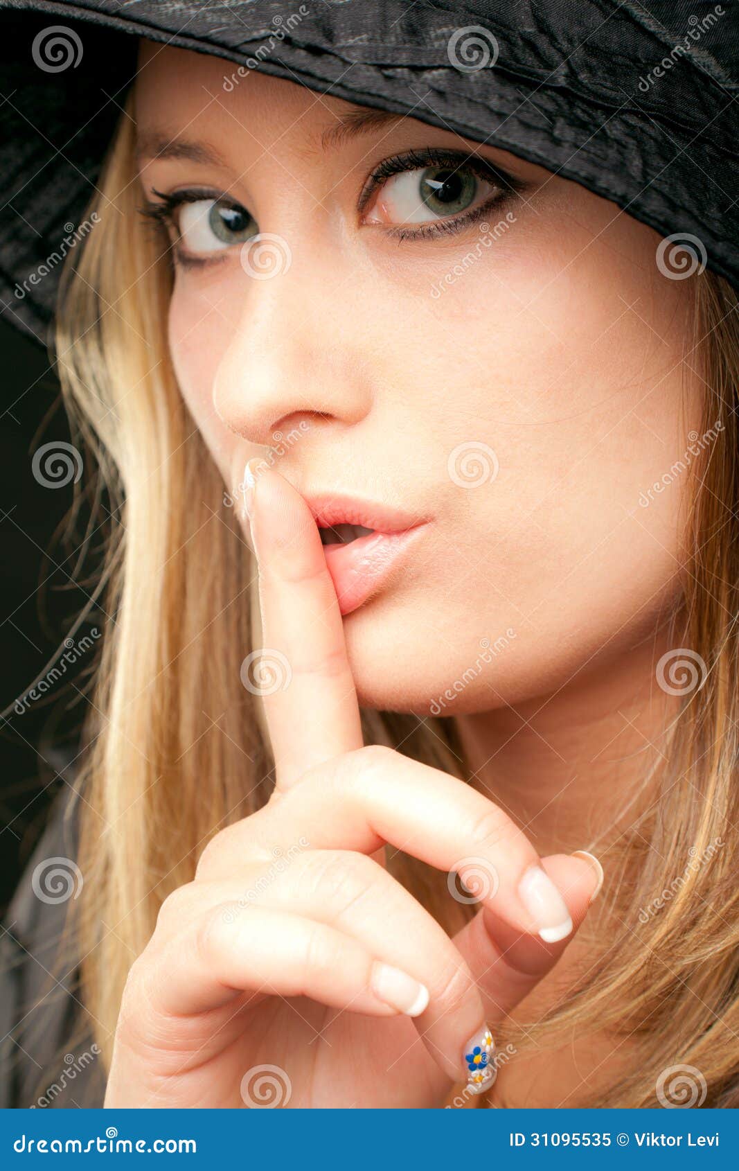 La Mujer Hace Callar La Muestra Imagen de archivo - Imagen de afeitar ...