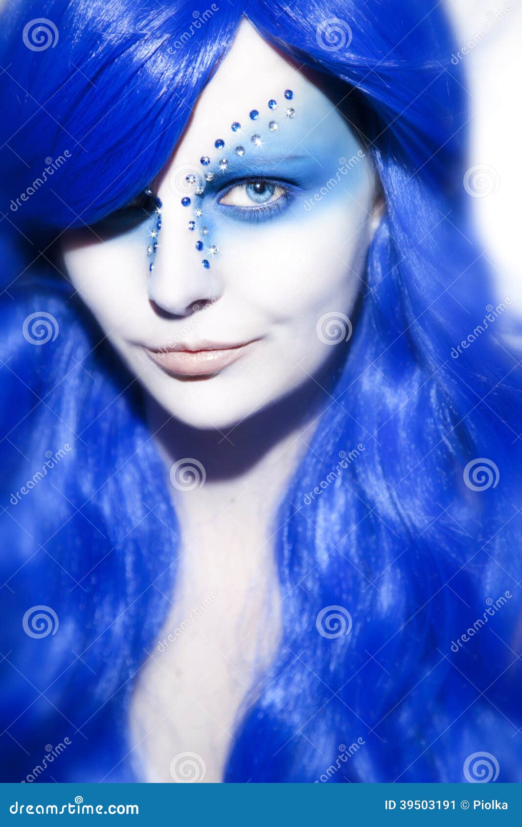 La Mujer Hermosa Con El Pelo Azul Y Compone Imagen de archivo - Imagen ...