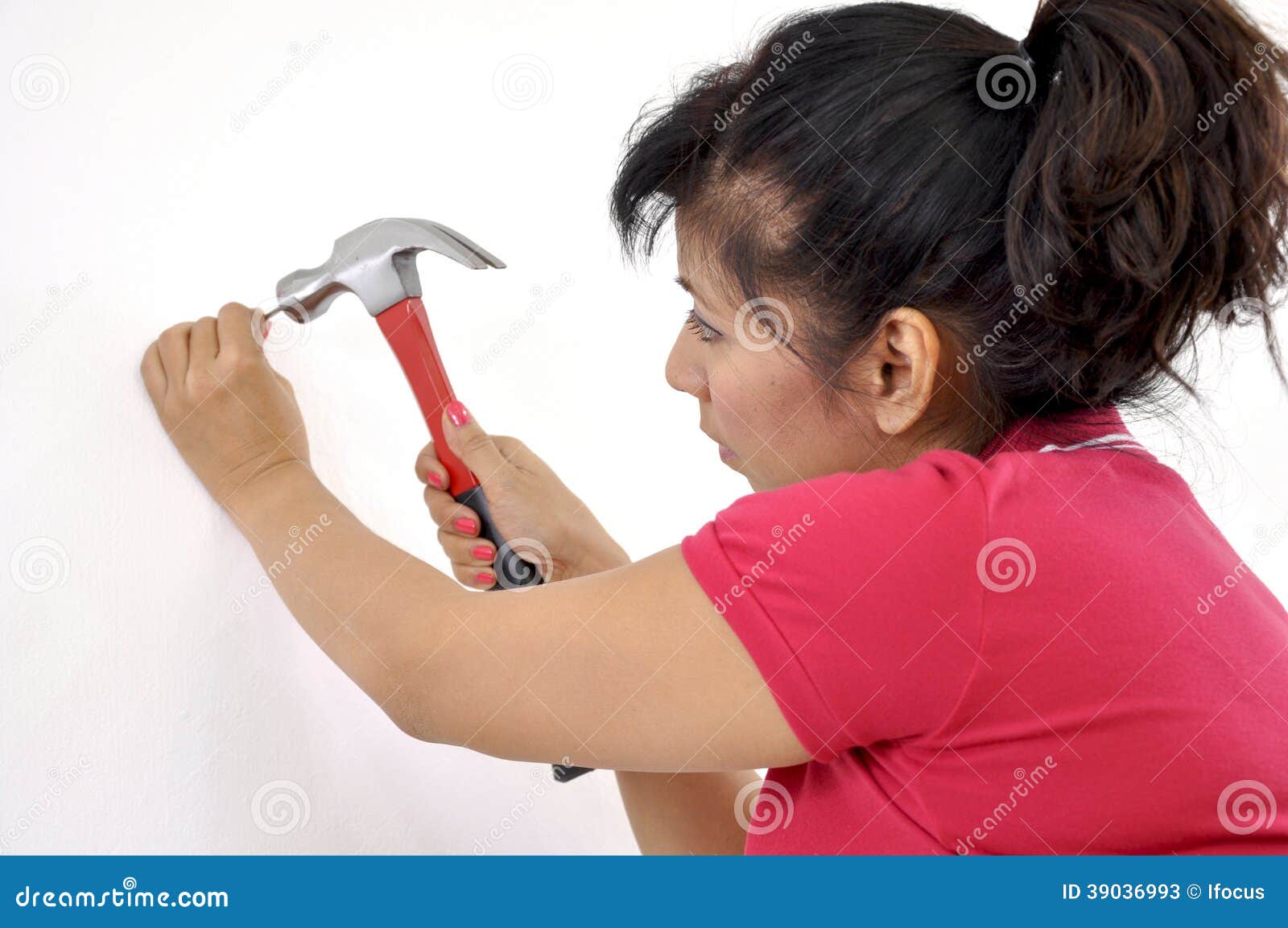 La Mujer Hermosa Martilla Un Clavo Imagen de archivo - Imagen de ...