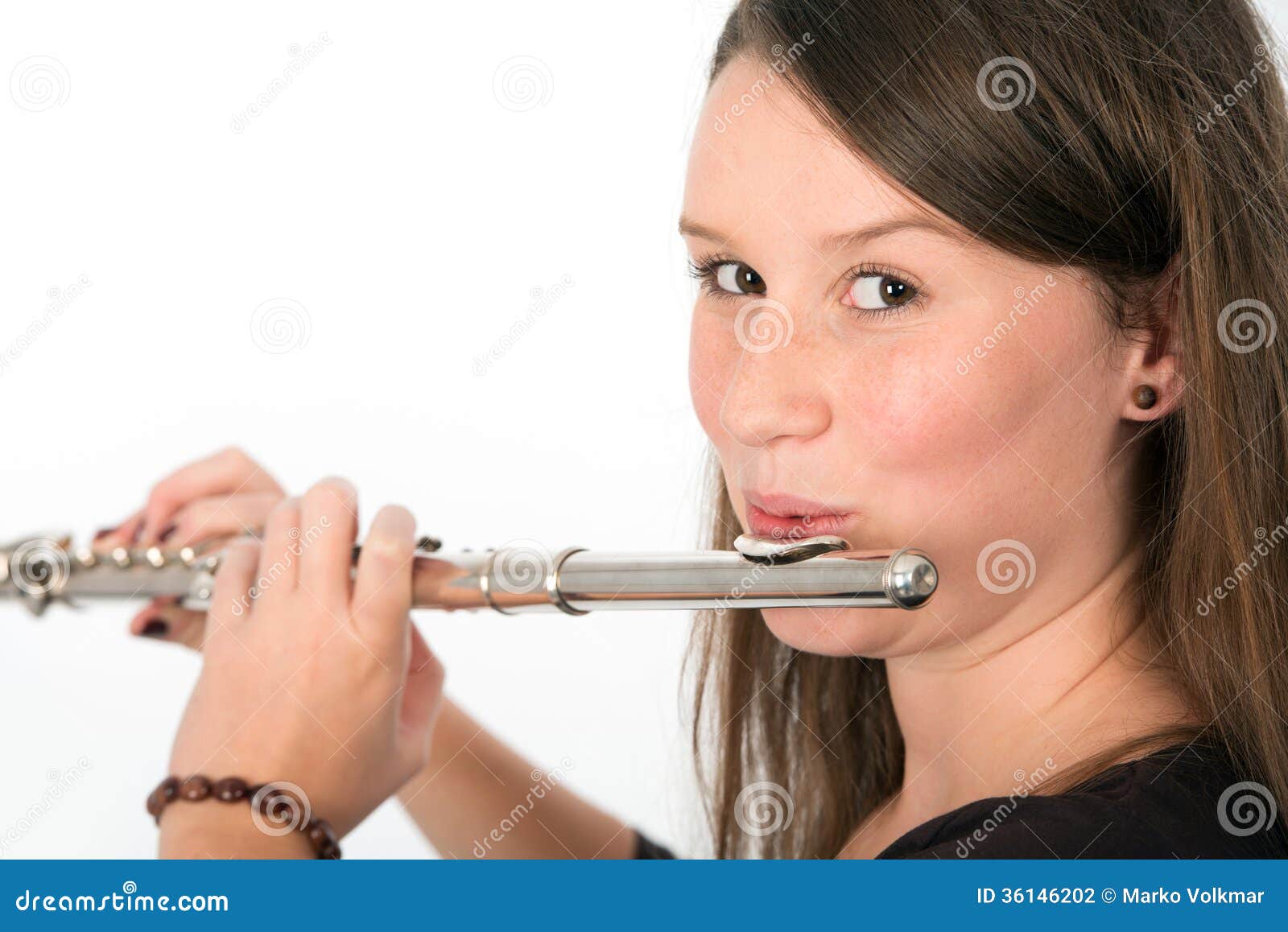 La Mujer Joven Está Tocando La Flauta Transversal Foto de archivo ...