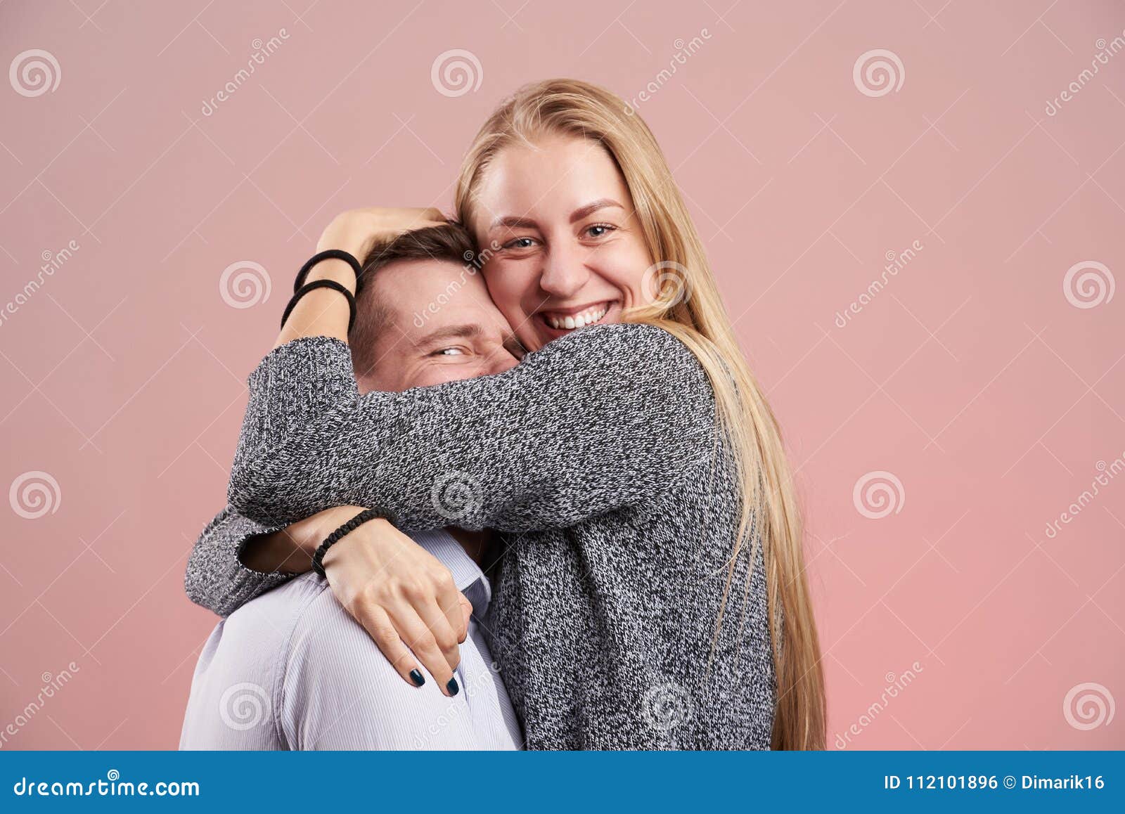 La Mujer Joven Hace El Abrazo Grande Foto de archivo - Imagen de ...