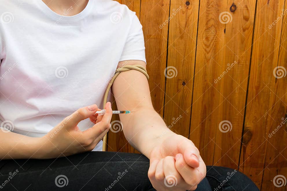La Mujer Joven Inyecta Las Drogas Imagen de archivo - Imagen de ...