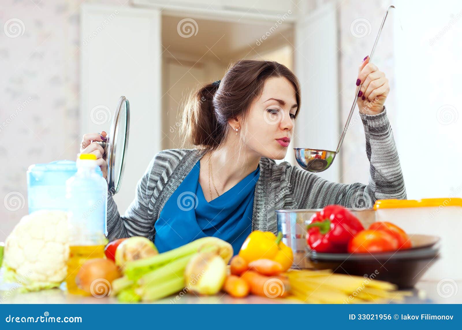 La Mujer Joven Prueba La Comida Foto de archivo - Imagen de culinario ...