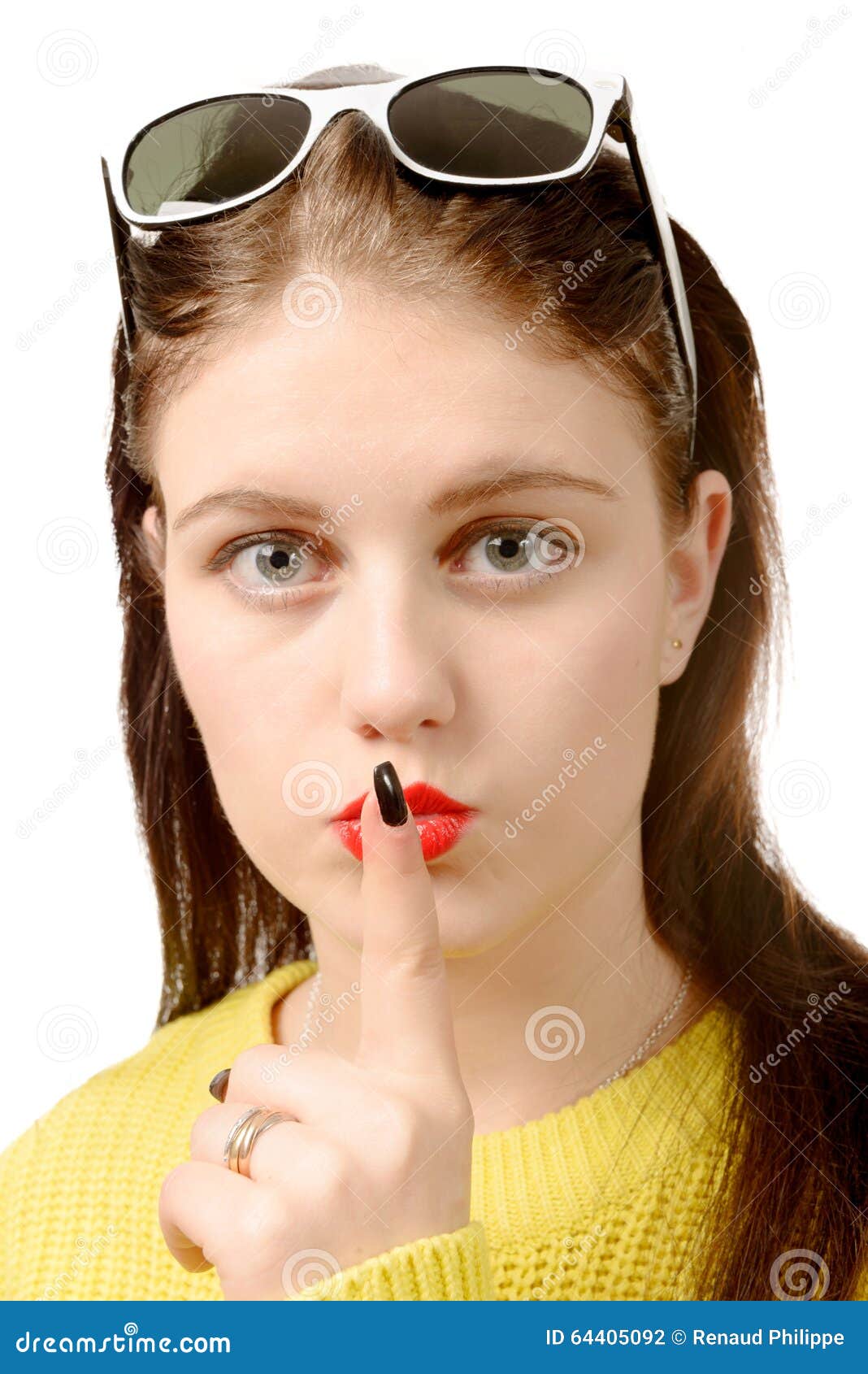 La Mujer Joven Puso Su Finger a Sus Labios Foto de archivo - Imagen de ...