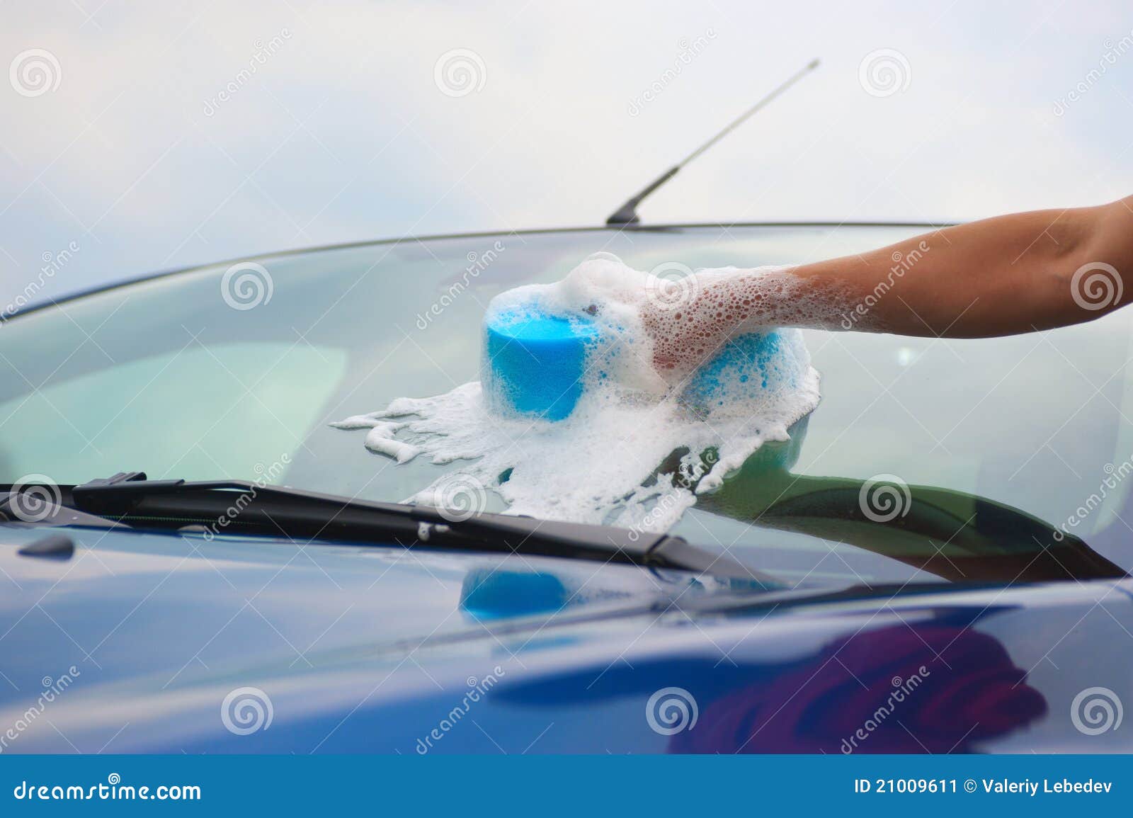 La mujer lava su coche imagen de archivo. Imagen de limpieza - 21009611