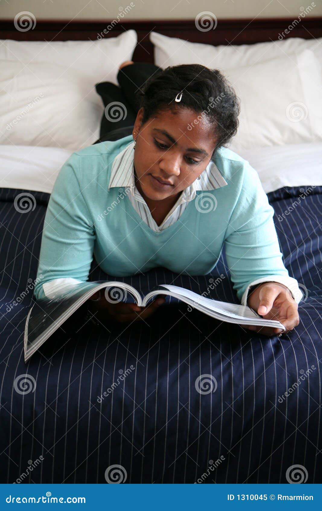 La Mujer Lee El Compartimiento Imagen de archivo - Imagen de copia ...