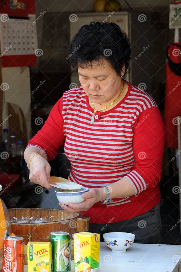 La Mujer Preparaba El Queso De Soja Fa Foto de archivo editorial ...