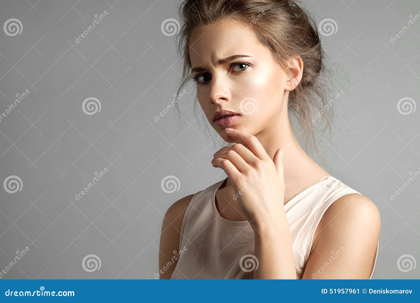 La Mujer Que Duda Atractiva Pide Imagen de archivo - Imagen de hembra ...