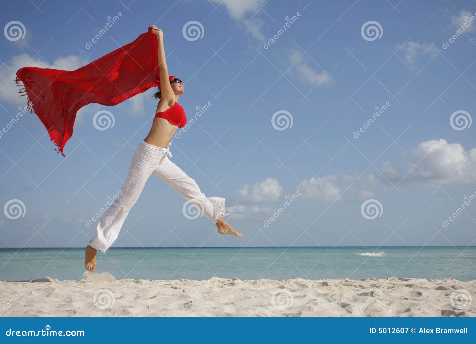 La Mujer Que Salta En La Playa Imagen de archivo - Imagen de brillante ...