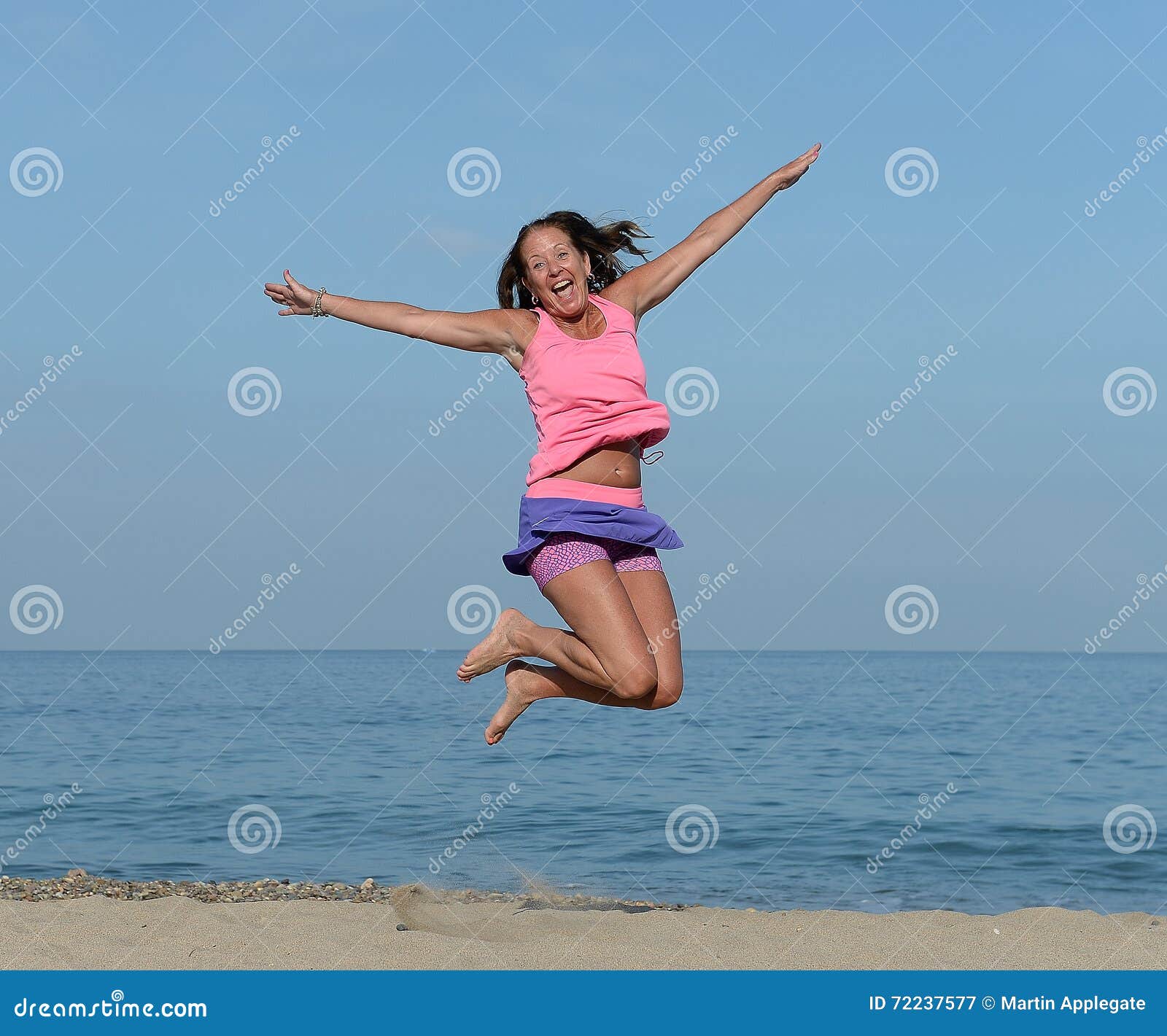 La Mujer Que Salta En La Playa Imagen de archivo - Imagen de mayor ...