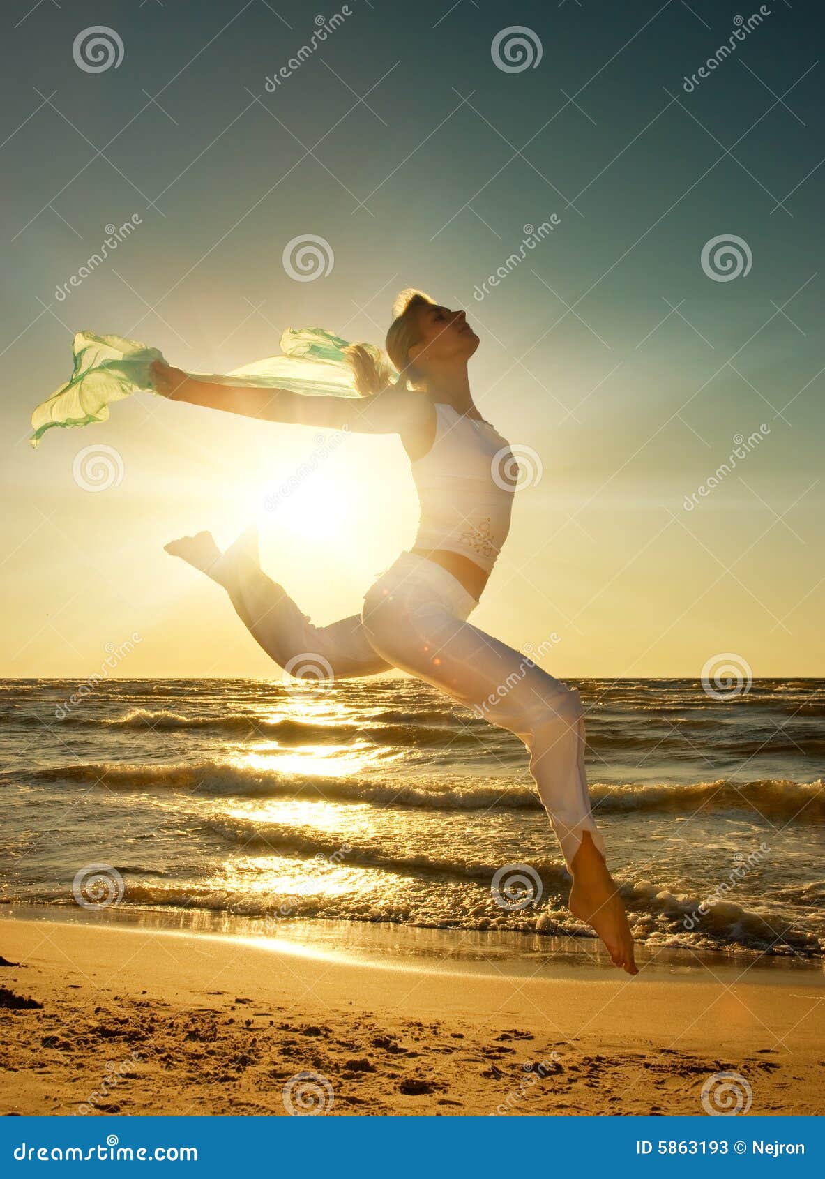 La Mujer Que Salta En Una Playa Imagen de archivo - Imagen de sarong ...