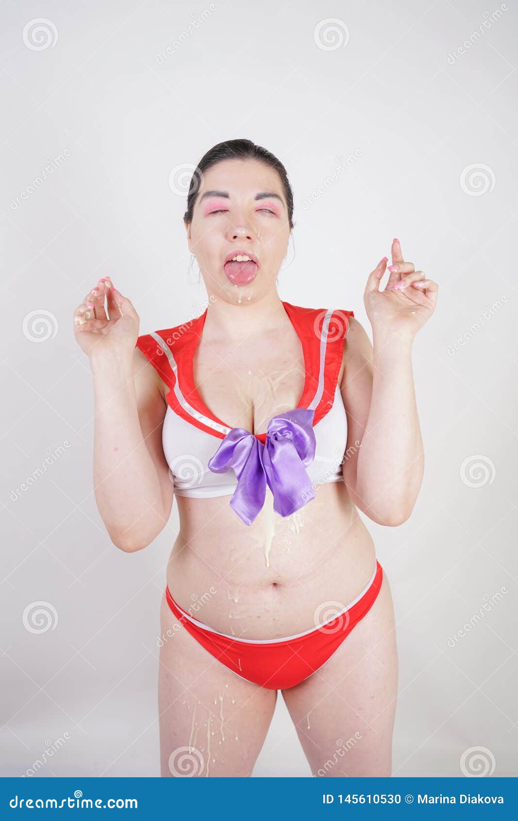 La Mujer Rechoncha Atractiva Con Los Tits Grandes Se Visti En Uniforme