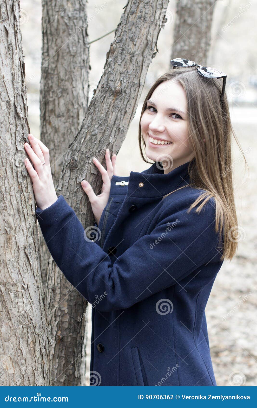 La Mujer Rusa Hermosa Presenta En El Parque Foto de archivo - Imagen de ...